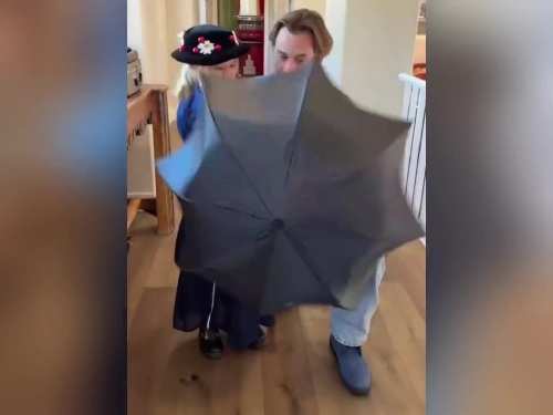 爸爸为满足女儿的魔术愿望,特地在家制作了一把专用伞