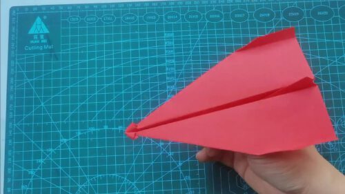 如何叠世界纪录飞机复仇者折纸飞机较重的前端飞行更远三角尾翼飞行...