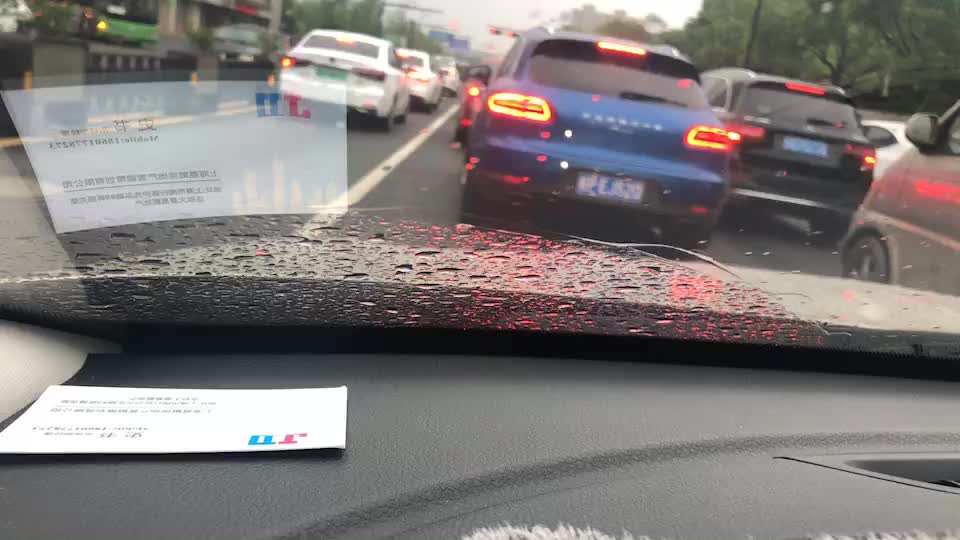 荣威i5这个雨刮器走的弧度怎么会是波浪型的?越来越大