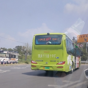 喜欢公交车的小孩纸 