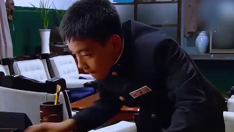 男孩在教室打扫卫生时,无意间发现了惊天秘密!