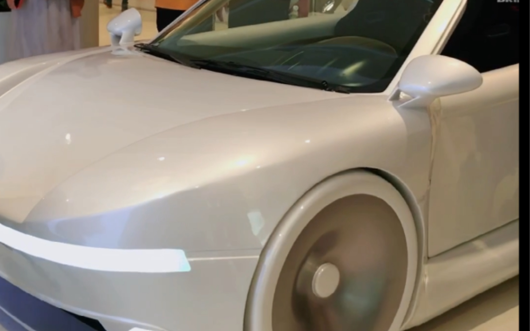 华为电动车:五一假期华为旗舰店的电动汽车成了人们的新宠