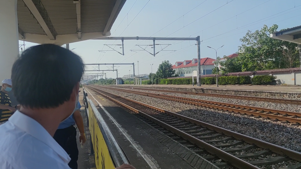 上局沪段SS₈0017牵引的K1374(怀化-上海南)停靠侧线站台待避沪杭...