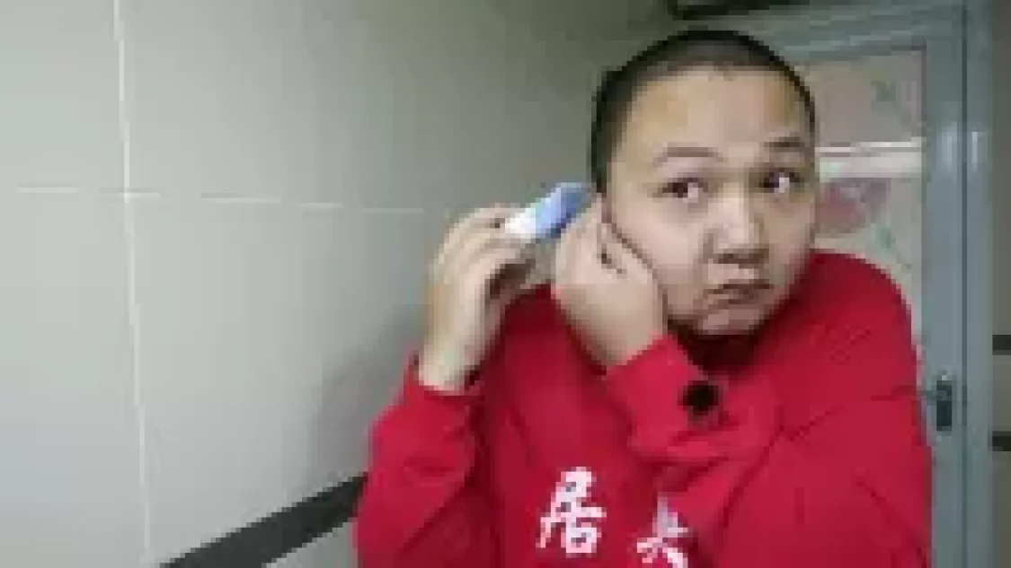 零基础使用电动理发器剃头视频