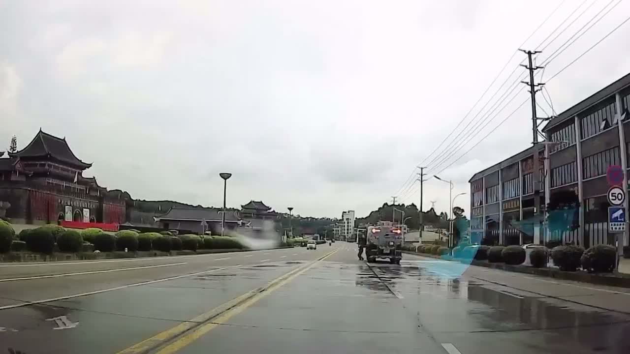 作业洒水车,说停就停,司机突然跑下来,吓得我怦怦跳。[流泪]
