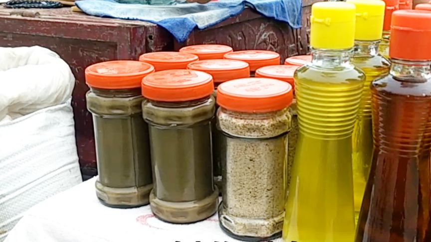 农村大哥赶集卖香油,自己加工制作,他能赚多少钱?听听大哥咋说