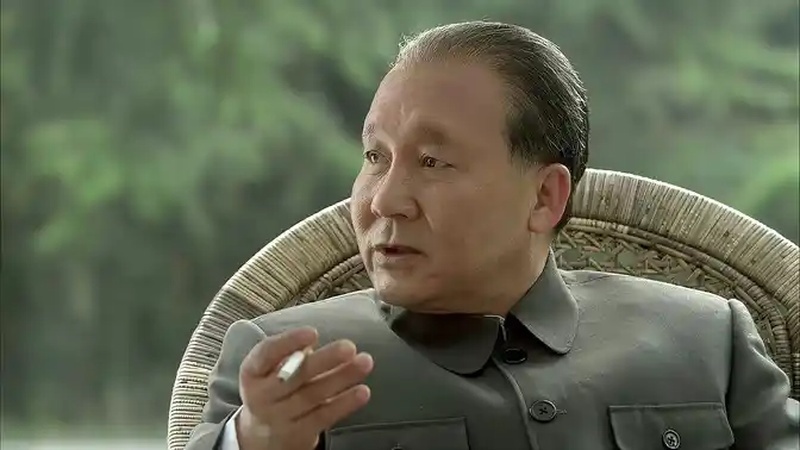 历史转折:历史决议草案遇难题,邓公想出两个意见,专家恍然大悟