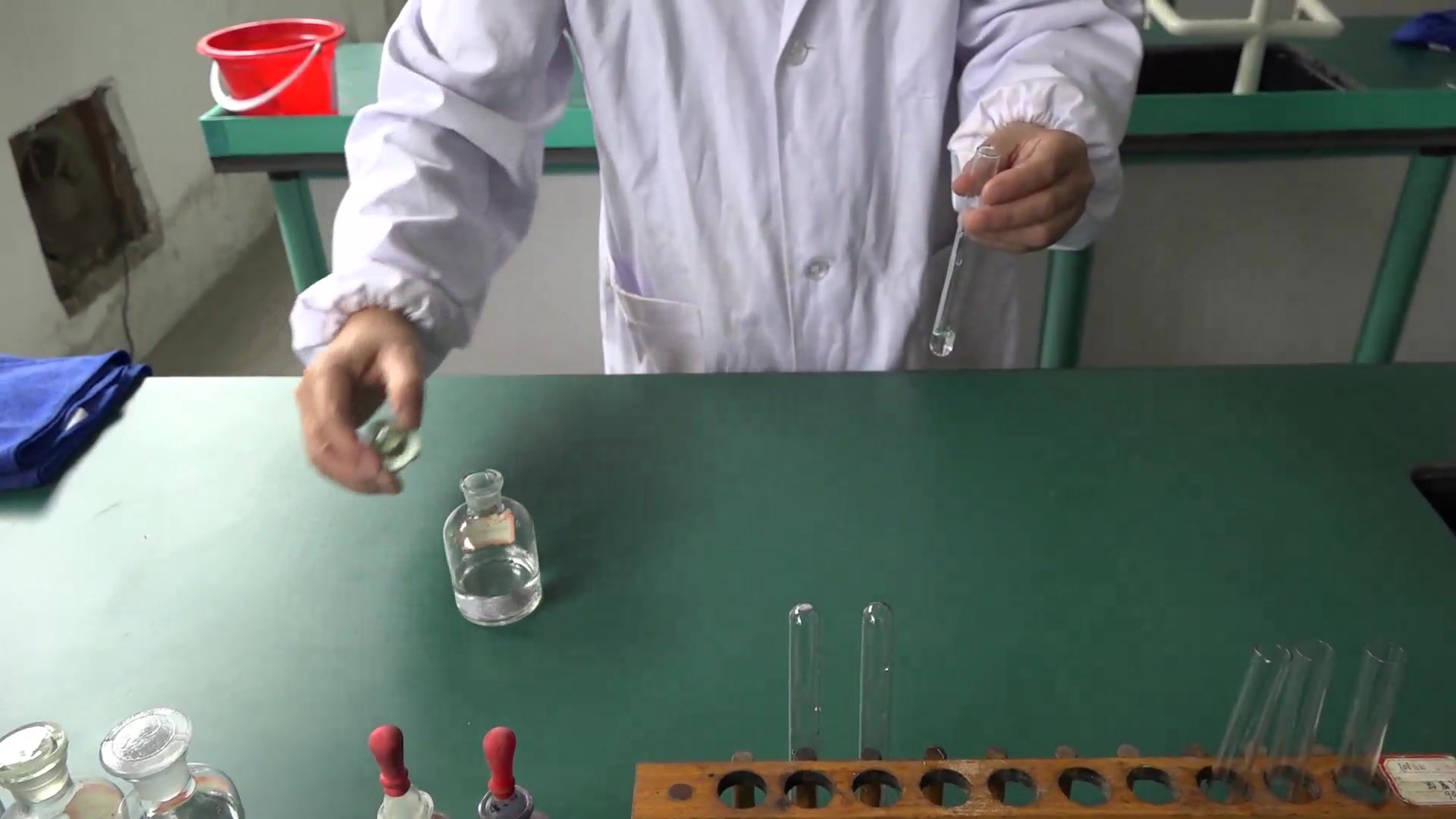 鉴别稀盐酸、氢氧化钠溶液和氯化钠溶液.flv