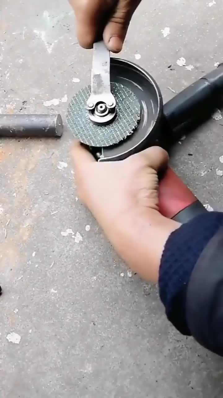 角磨机磨片有时候非常难卸,教你一招实用小技巧!