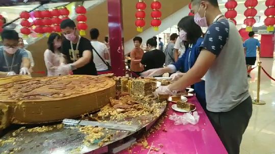 小岛人民中秋节来世纪港湾领月饼啦