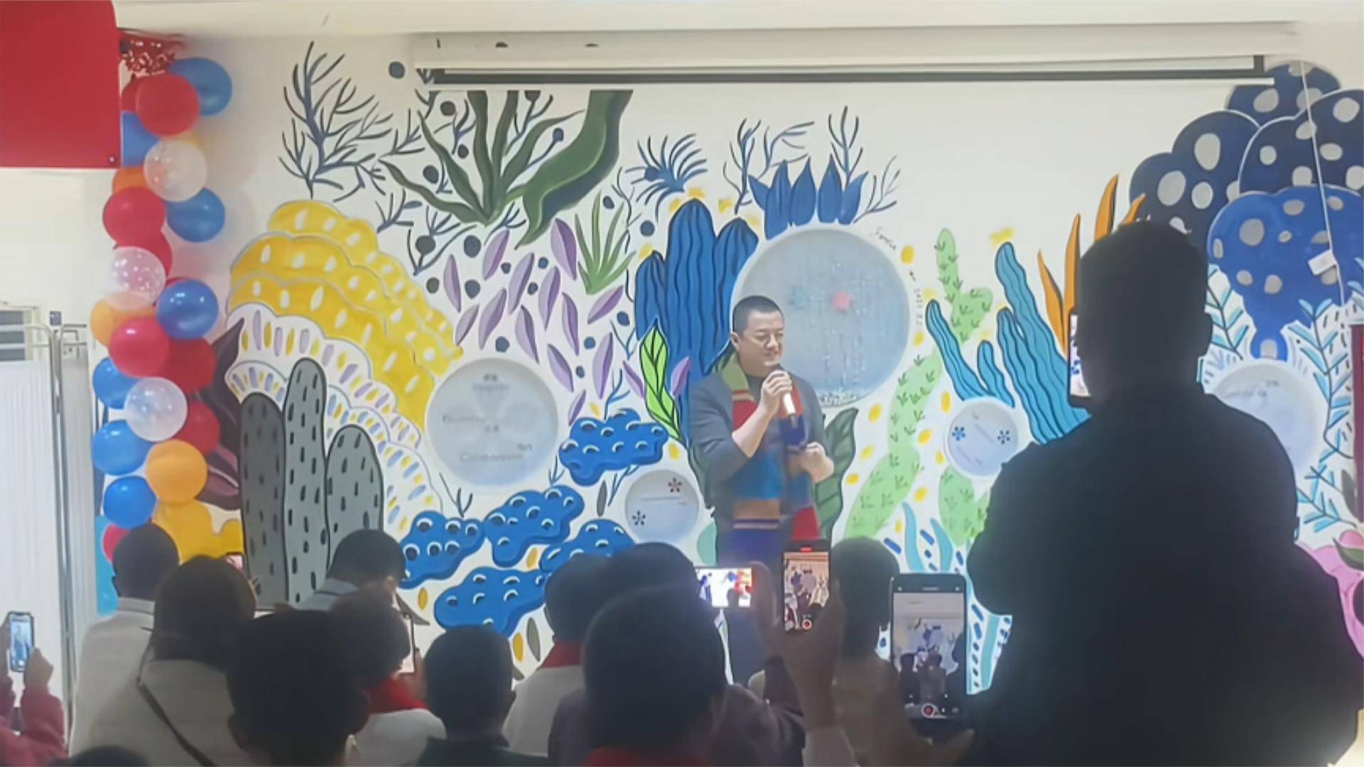 "我们应该可以渡过这个难关" ,李亚鹏在嫣然医院年会上哽咽发言,透露...