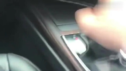 反正也不是自己的车,挂挡器随便拉扯了,看你们还敢不敢借车!