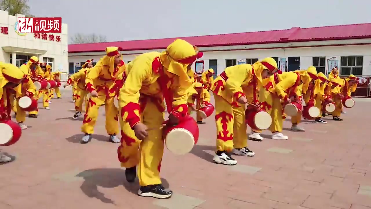 河北张家口:学生表演“王河湾挎鼓”