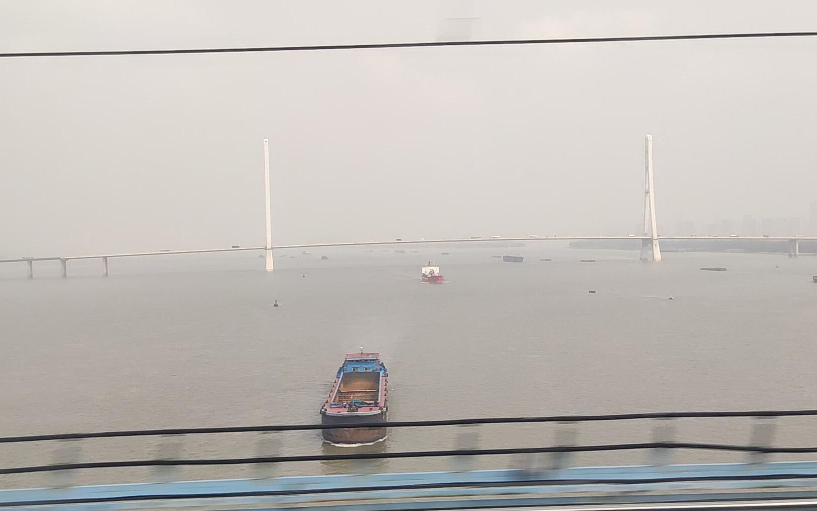 【京沪高铁】动车G33(北京南-温州南)下行通过南京大胜关长江大桥,...