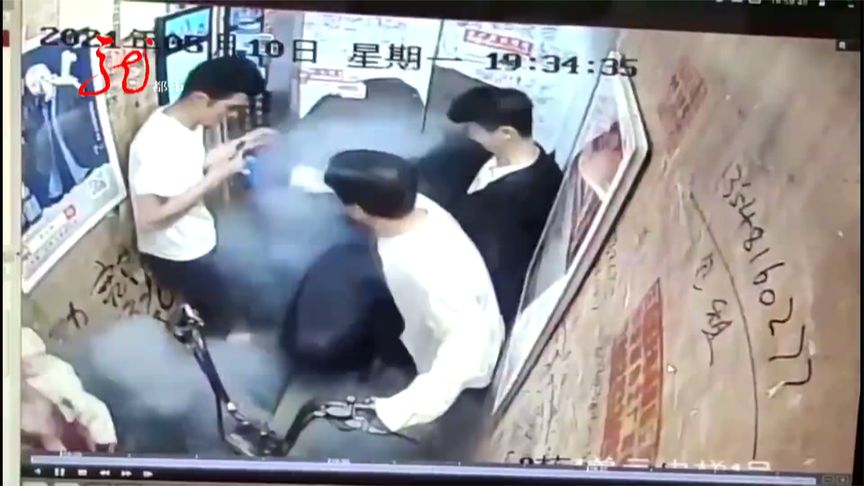 电动自行车在电梯里爆燃 火焰瞬间吞没电梯间 多人受伤
