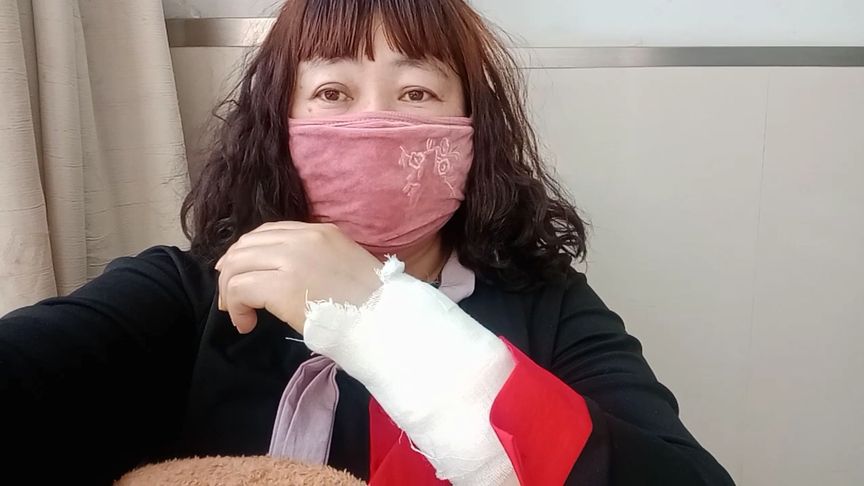 骨折大婶在家自己给伤口换药