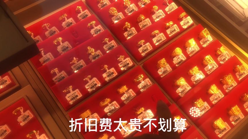 带着宝宝去商场,商场里琳琅满目,确实没人,金子的价格太贵了