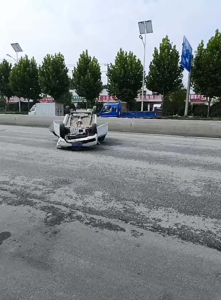 南阳的这样水泥隔离带是否合理,开车不能打瞌睡,握好方向盘