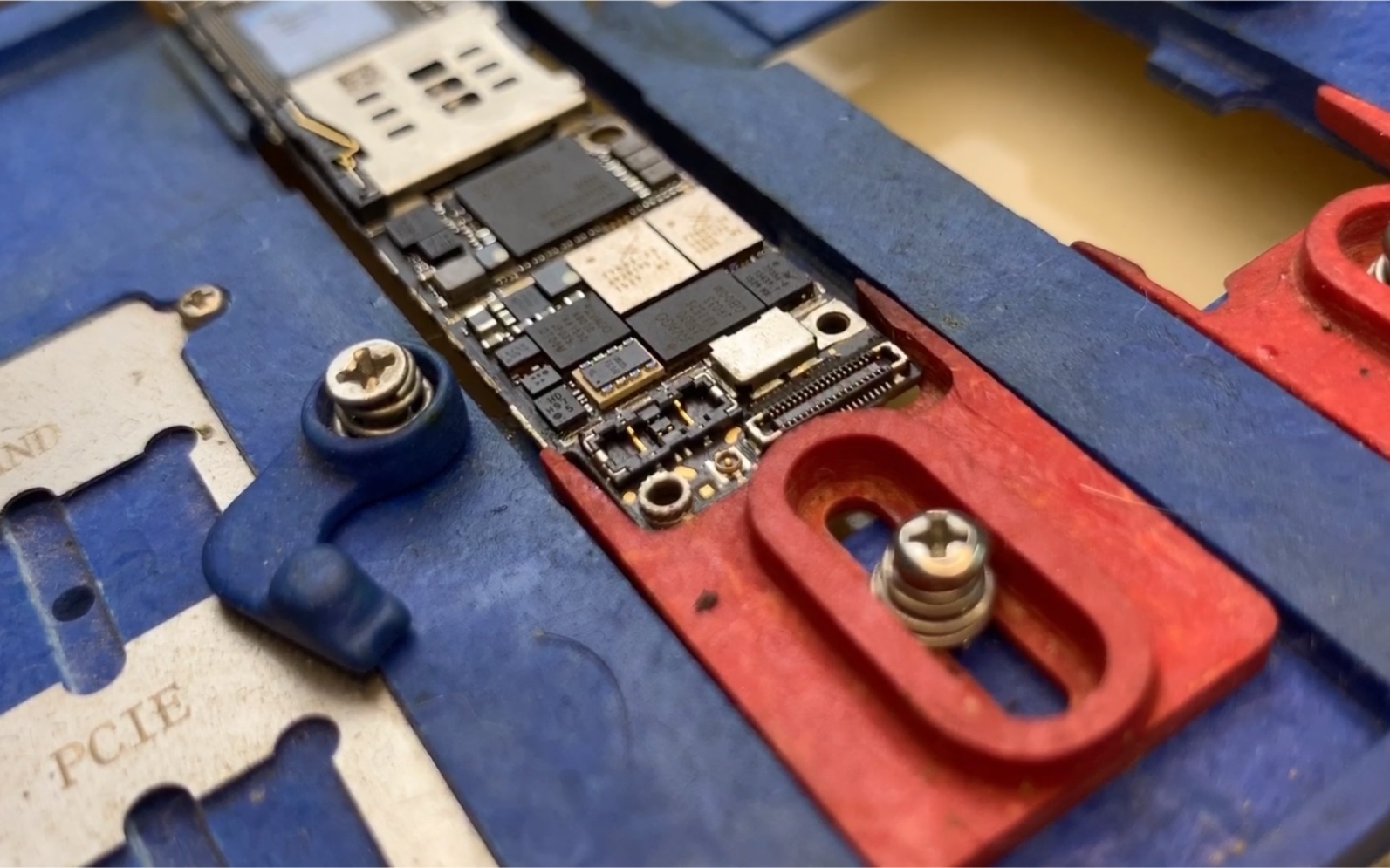 手机维修主板电池座拆装方法演示 小哥用普通工具轻松换好