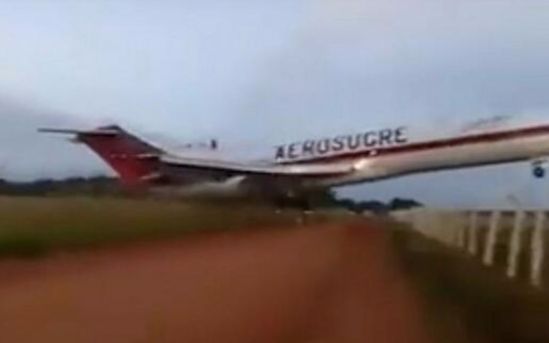 【现场录像】苏克雷航空波音727货机在起飞时坠毁