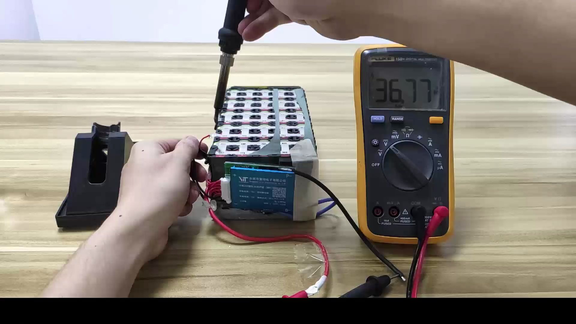 锂电池为什么要保护板,保护板的功能有哪些?锂电池保护板功能演示。