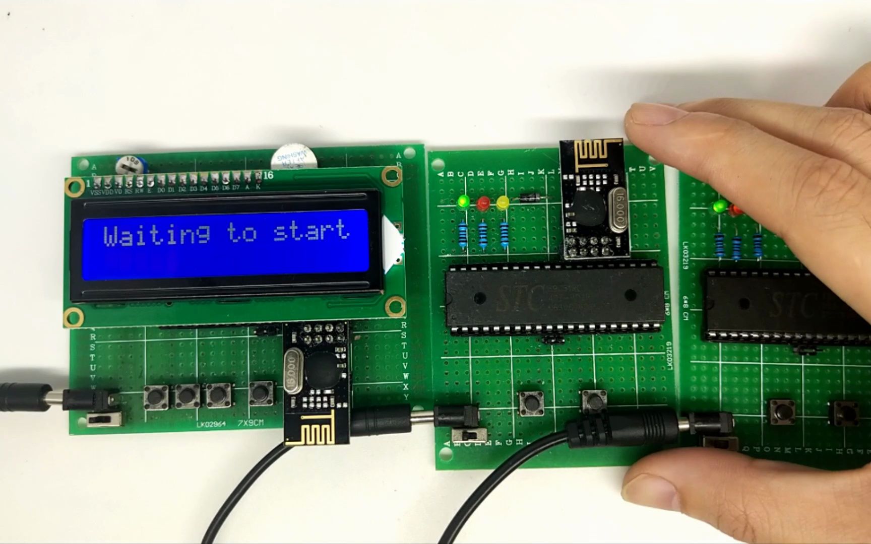 061基于51单片机无线抢答系统(薇X:xcdzsj)