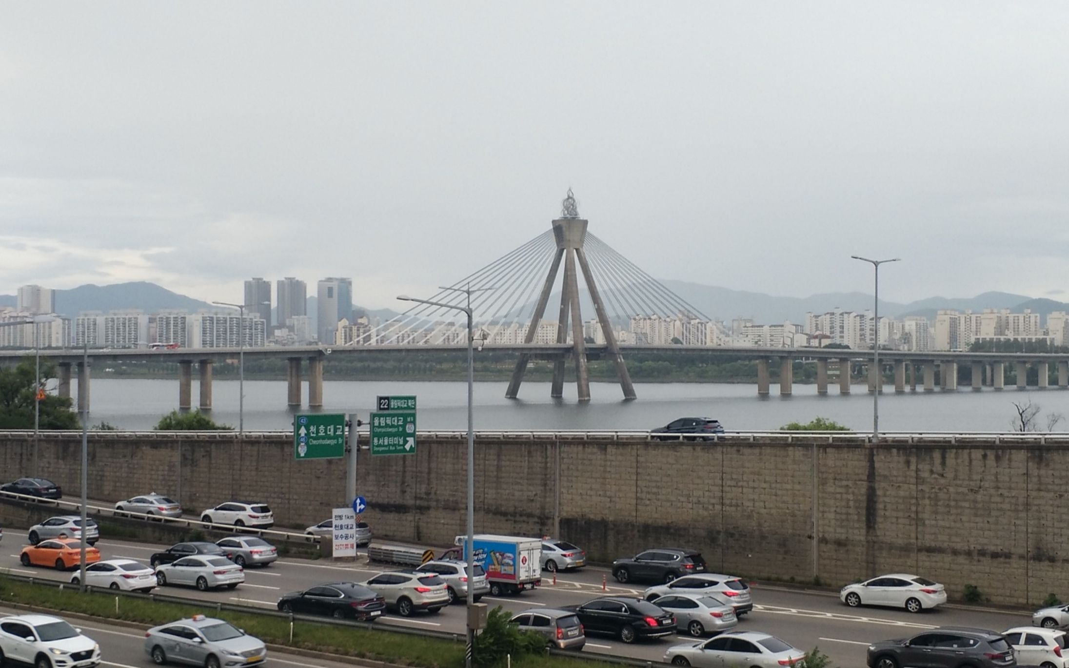 首尔地铁2号线2000系VVVF电力动车组蚕室渡口站进站