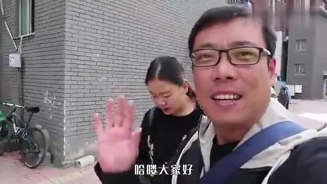 上次宝宝在家学习认识蔬菜,这次直接带他去菜市场实践,走起