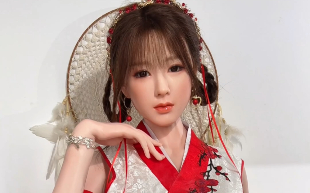 今日份的风格不太一样,蜡像级硅胶娃娃推荐你来操作一番! 实体娃娃开箱