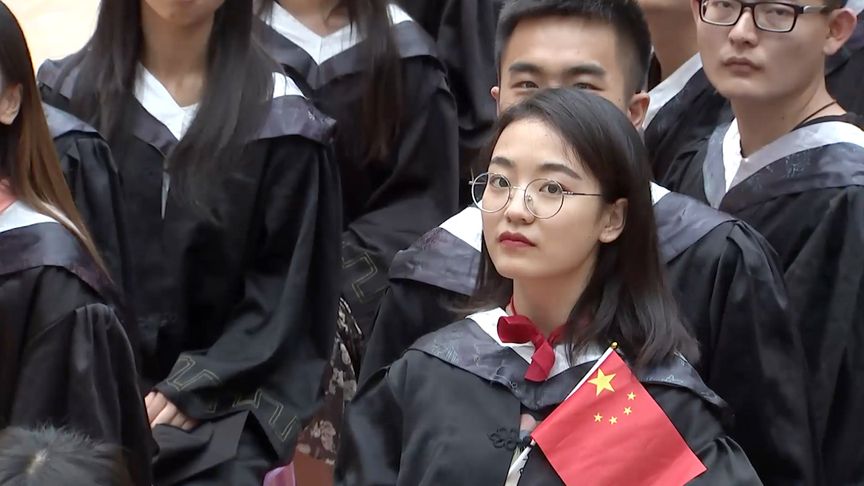 大学毕业典礼,辅导员合唱《再见》送别毕业生感动全场,致敬青春