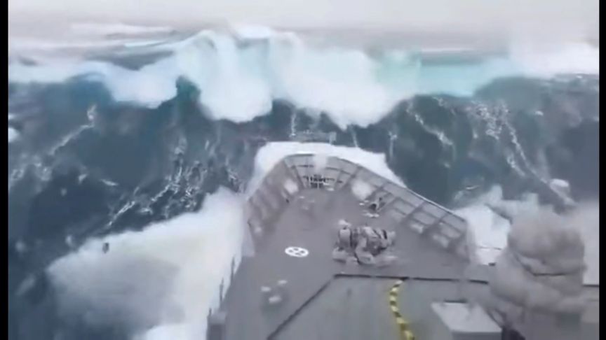 实拍万吨大驱在10级台风中航行——海水扑过全甲板