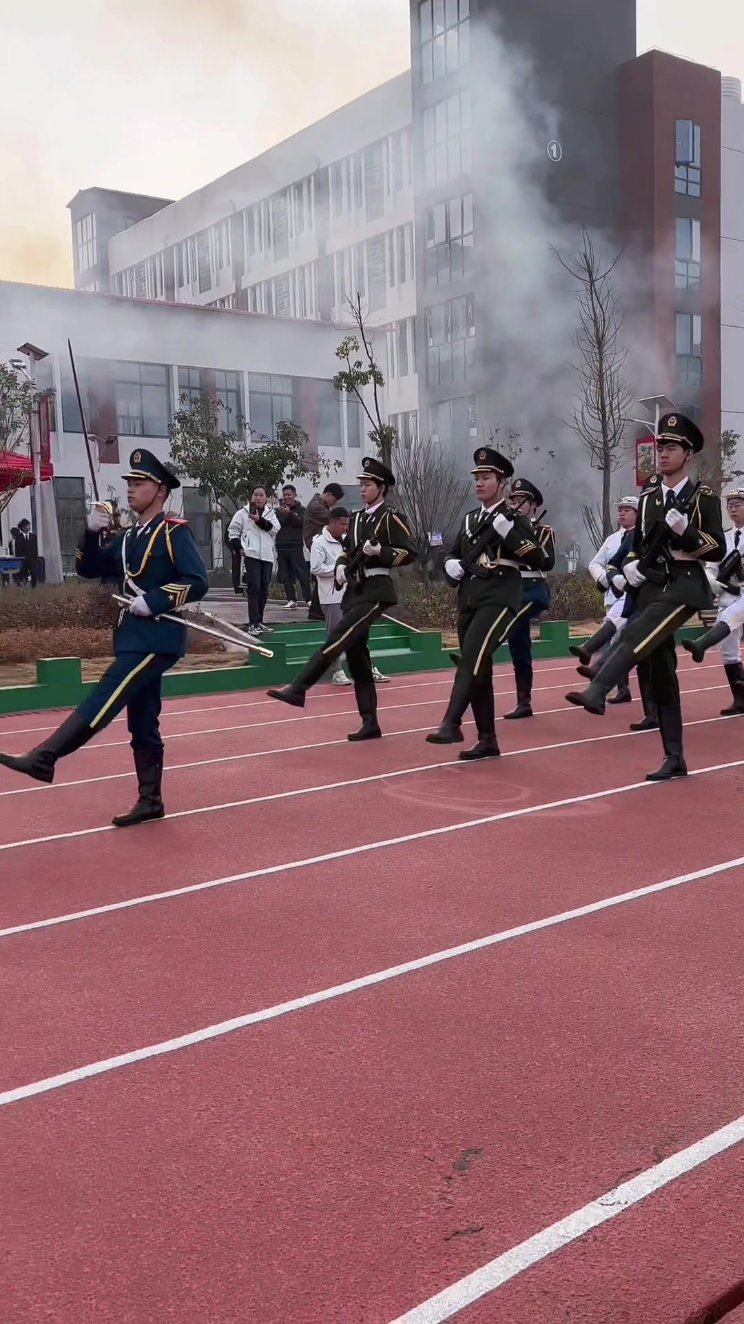 ...、都被选进国旗护卫队,遗传老兵爸的红色基因,第一次参加儿子学校...