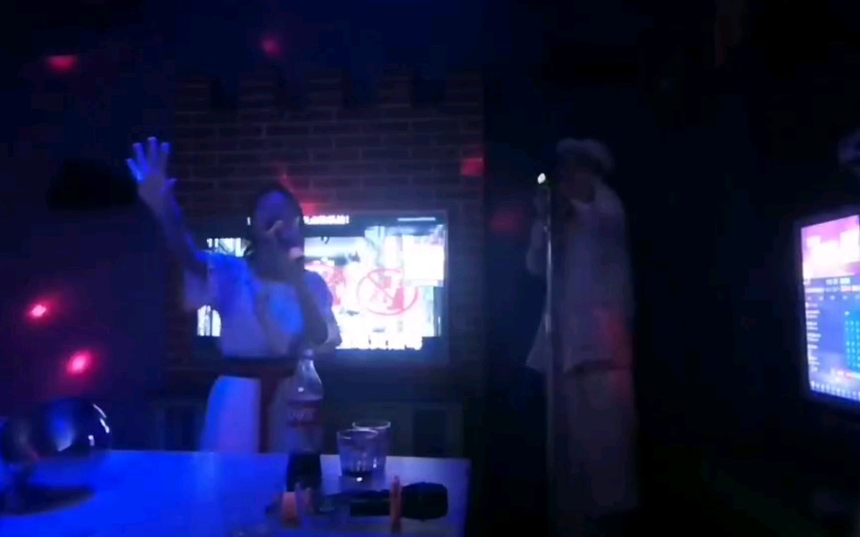 真正的麦霸是要在包房时间到了之后再唱三遍“拒绝黄赌毒”