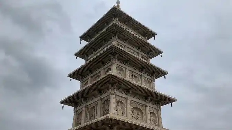 石雕塔在不同文化背景下的演变