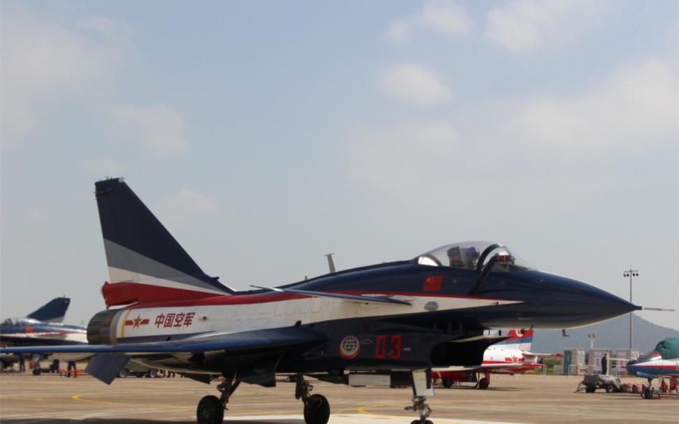 2022珠海航展随拍 与飞行员互动 两只飞行表演队的表演机滑行进跑道