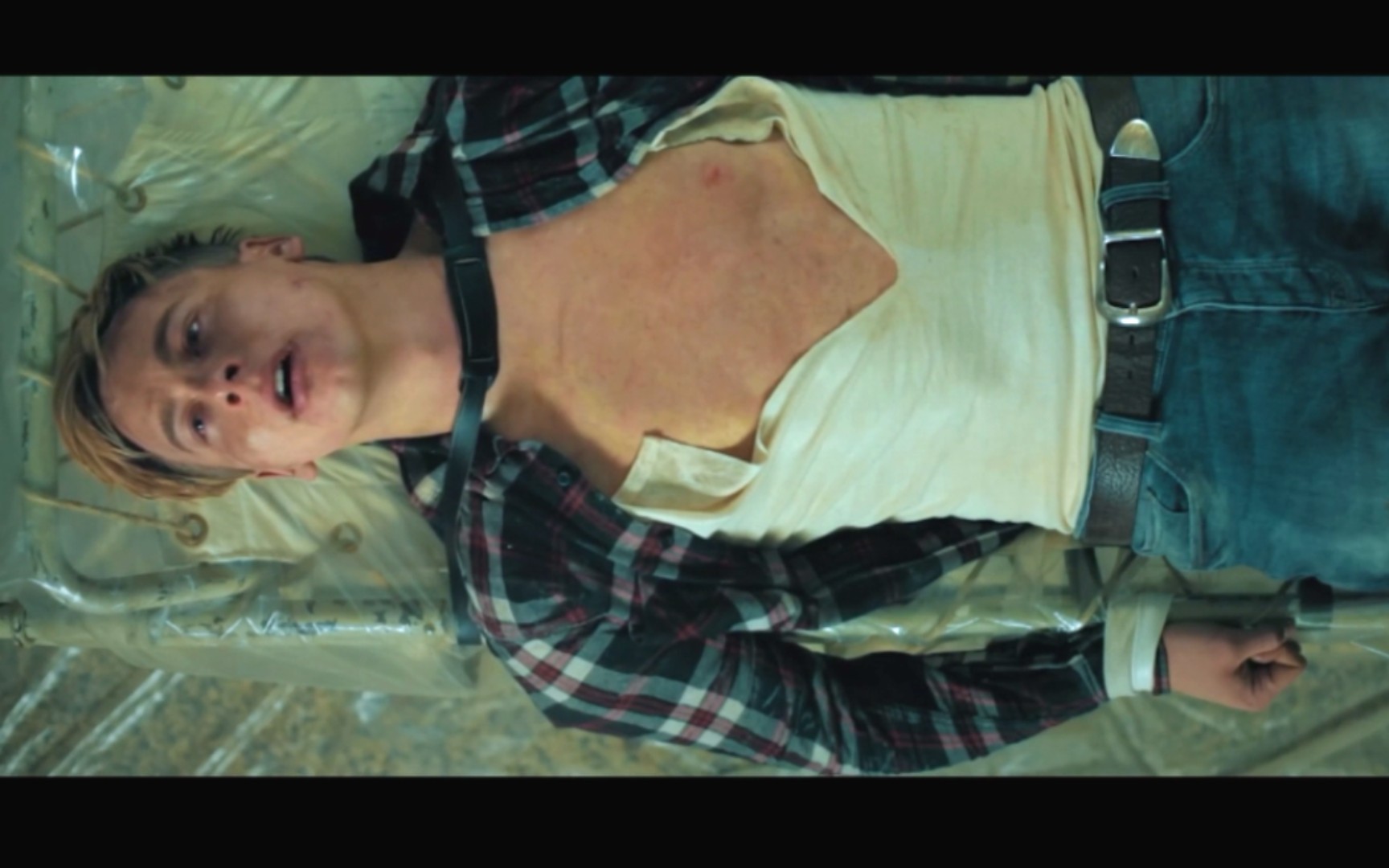 【电影虐剪】两帅哥被绑在手术台上成待宰的羔羊