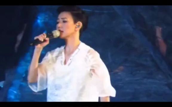 【音乐】孙燕姿 演唱会万人合唱 开始懂了,相信你只是怕伤害我,不是骗...