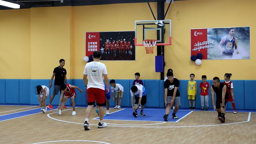 迈克飞人篮球,按学员人小手小力弱特点,制定完善的篮球活动课程