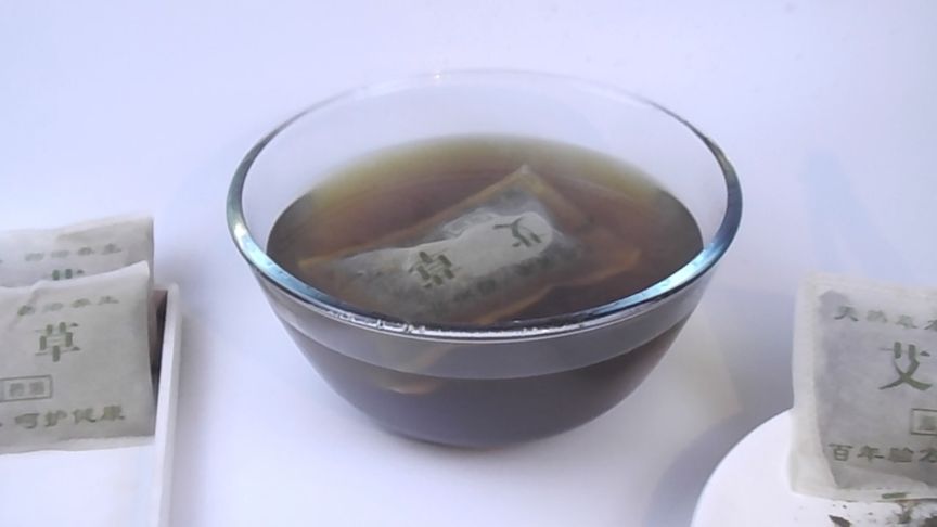 长期艾草泡脚可排出体内的湿气和寒气,缓解疲劳
