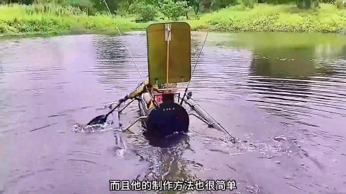 这位钓友居然凭借智慧和一个塑料桶,成功打造出自己的皮划艇!