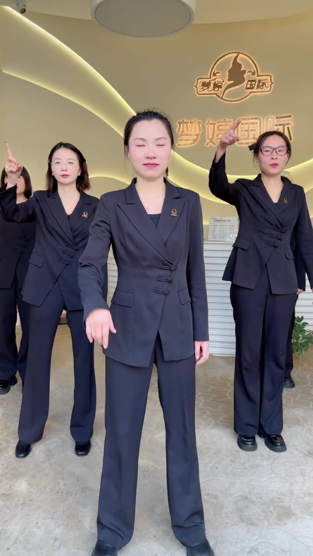 美业人的晨会舞蹈ߒ� 来上班啵,超嗨的 ~ߔ�又学美容又教跳舞✨...