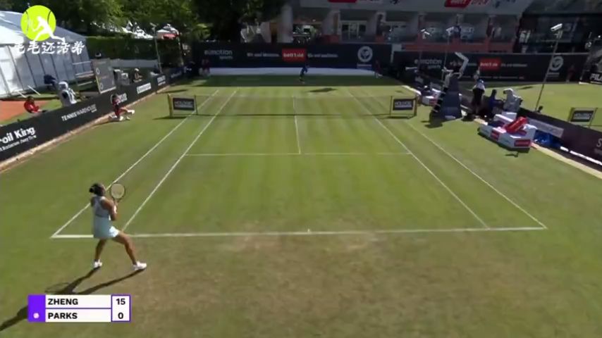 郑钦文草地赛首秀。被帕克斯发球轰晕。#网球集锦 #网球 #郑钦文