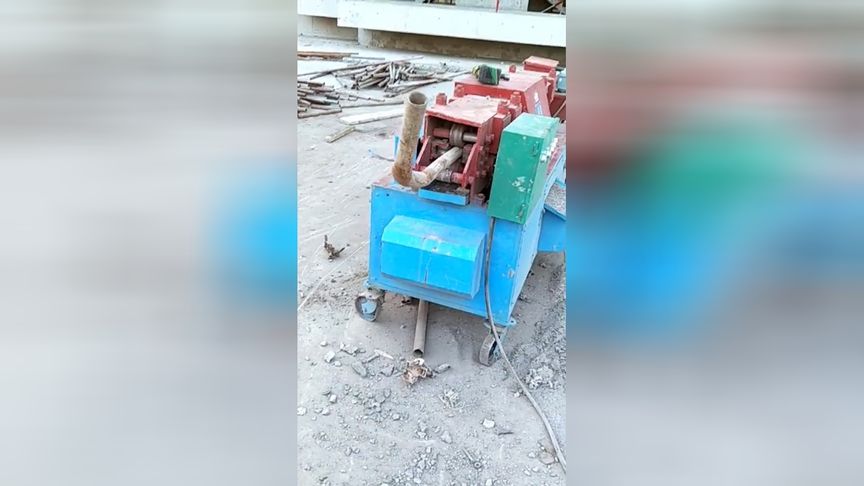 工地上搭脚手架的钢管用弯了,怎么办?那就要靠这台机器来压直了
