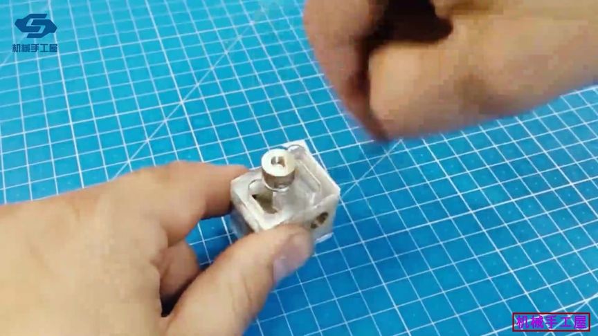 小伙切一块亚克力玻璃,diy钻孔定位器,这个小工具真心使用