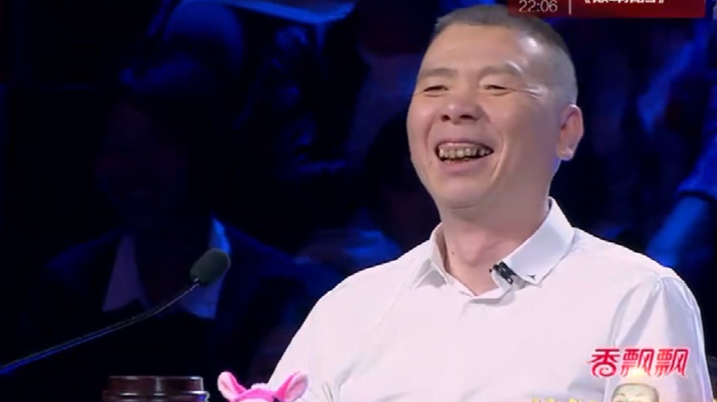 一群美女演钢管舞?这场面可很少见,冯导现场乐开花!