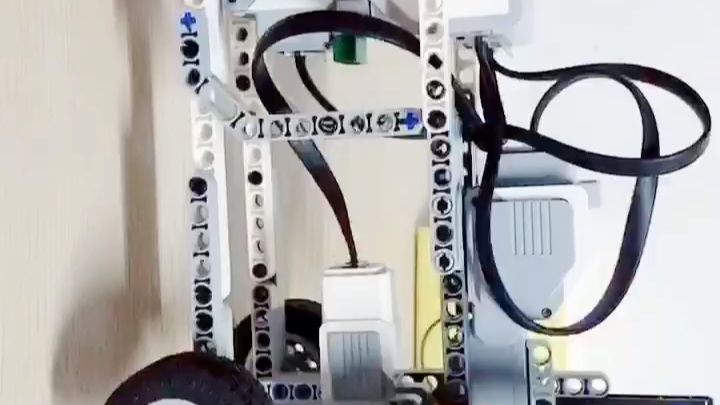 抖音上的乐高EV3侧边停车,一个马达带动,一个控制中电机上下,再加...