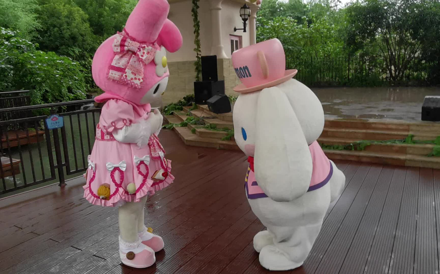 【HelloKitty主题乐园】美乐蒂给玉桂狗画眉毛_20210709_164039