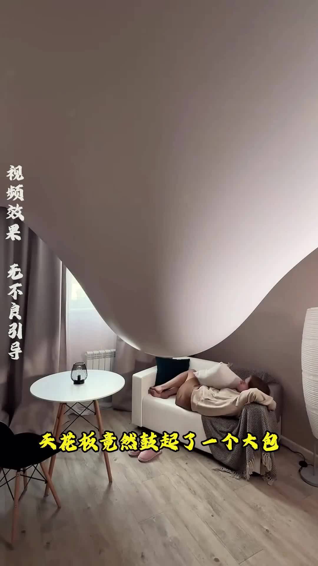 纪录片:女孩在沙发上休息的时候,天花板竟然鼓起了一个大包