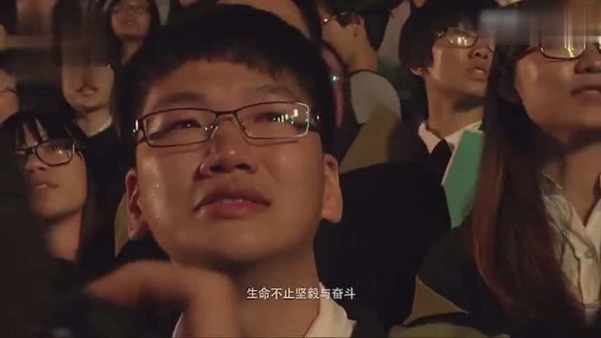 大学生毕业晚会,千人齐唱《光辉岁月》大家唱着唱着就哭了。