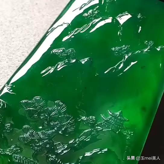 翡翠高冰满绿山水牌ߍ�仁者乐山 智者乐水 顺风顺水 源源不断